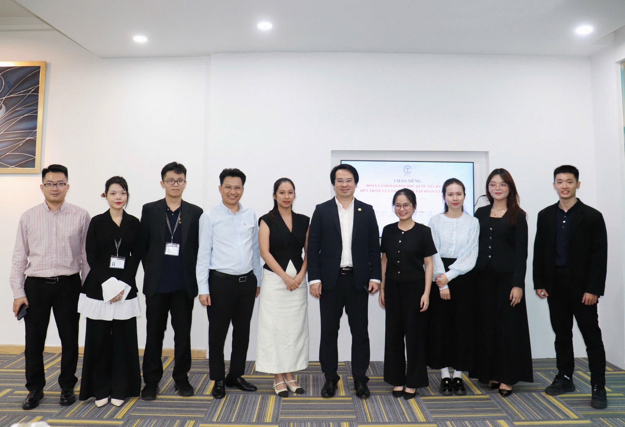 DELEGATION FROM THE HUMAN RESOURCE DEVELOPMENT CENTER – VIETNAM ...